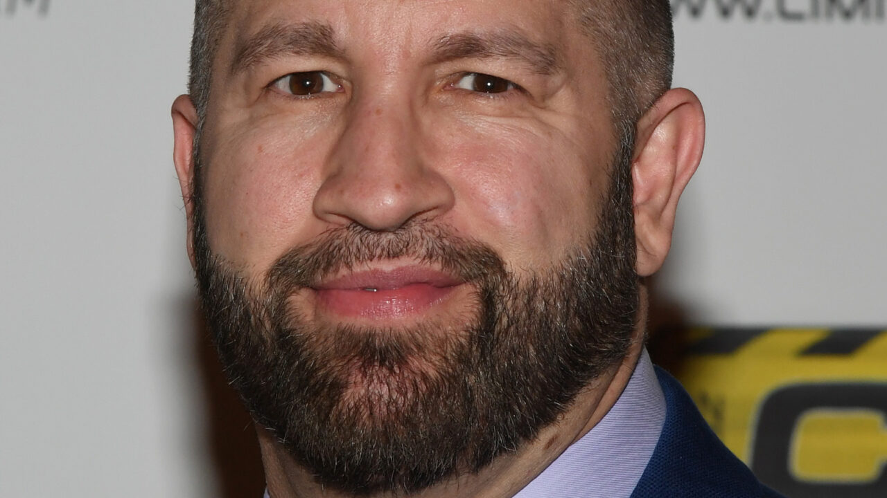 Hurricane Helms reacciona después de que el luchador en AEW Dark adopta ...