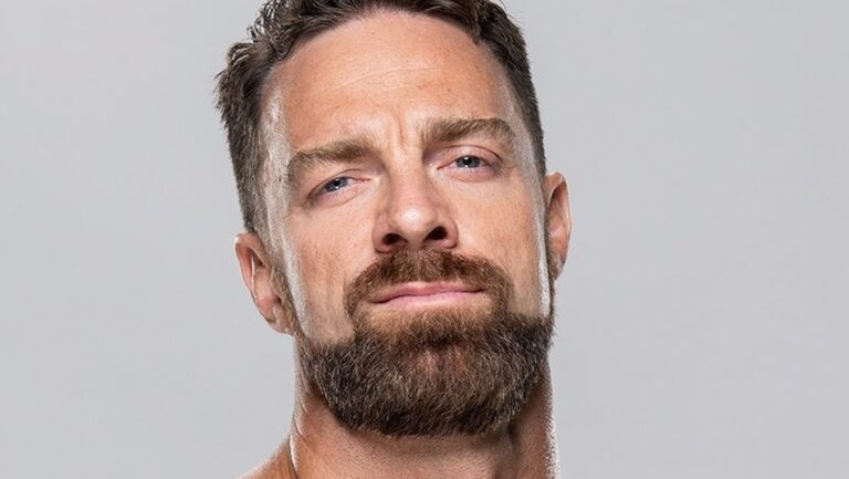 LA Knight habla sobre regresar a la compañía después de 10 años fuera