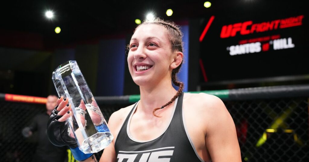 La ganadora de TUF 30 Juliana Miller se enfrenta a Veronica Macedo en ...