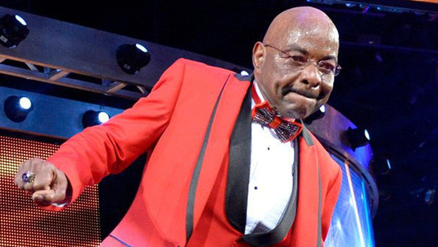 Teddy Long especula sobre cómo Vince McMahon pasó su tiempo libre