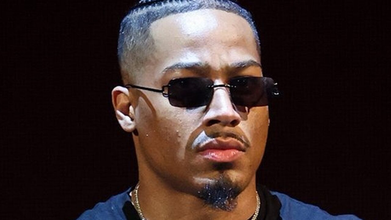 Carmelo Hayes tiene notas para su lucha en WWE NXT Vengeance Day Carmelo Hayes tiene notas para su lucha en WWE NXT Vengeance Day