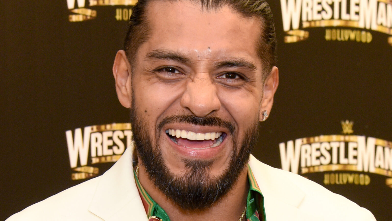 Santos Escobar le da a Rey Mysterio la máxima señal de respeto