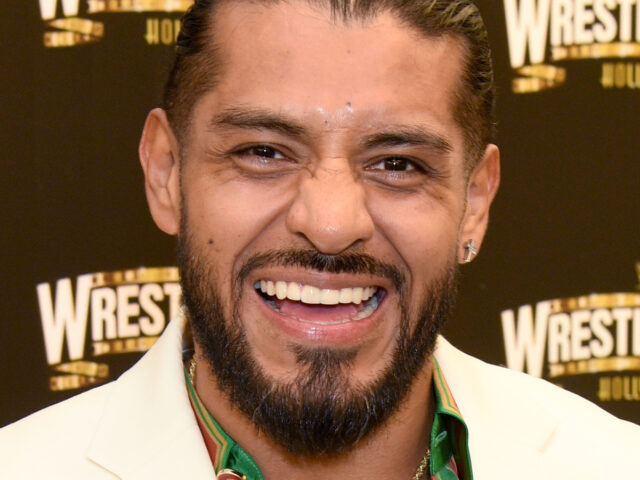 Santos Escobar le da a Rey Mysterio la máxima señal de respeto