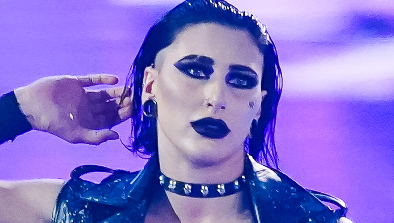 Teddy Long contrasta a Rhea Ripley con WWE Attitude Era Star