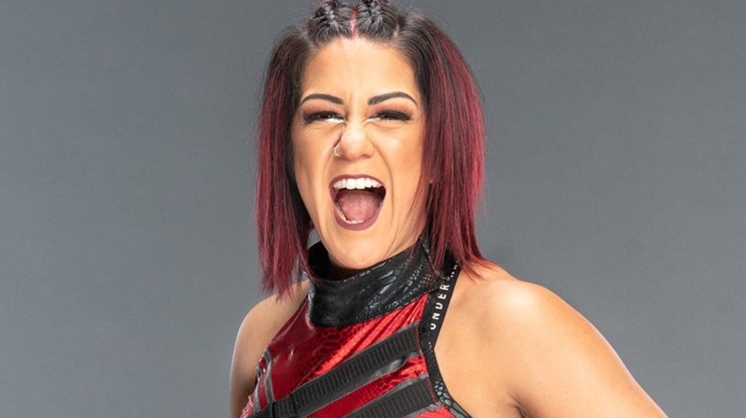 Bayley revela documento de hace 20 años para probar que ha estado ...