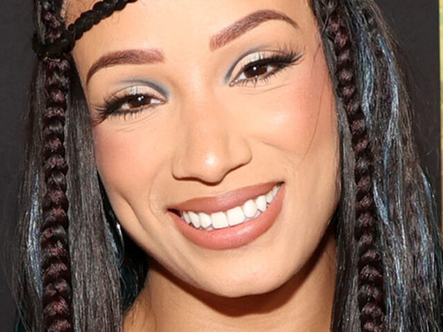 Mercedes Mone llama la atención en el evento de alfombra roja de 'The ...