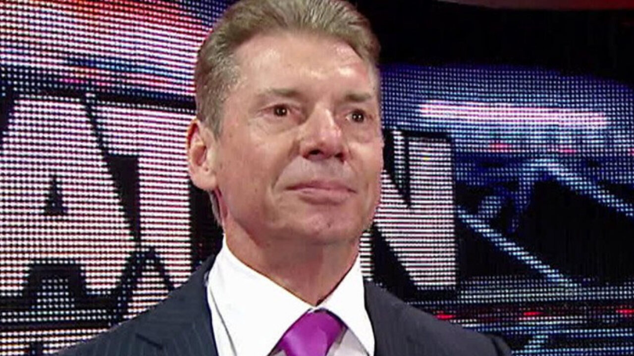 Vince McMahon se mantuvo fuera del camino en WWE Raw la semana pasada, no estuvo entre ...