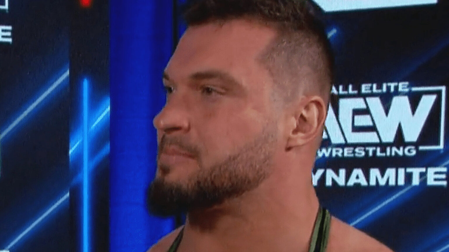 Wardlow (con un nuevo mánager en su esquina) recupera el título AEW TNT