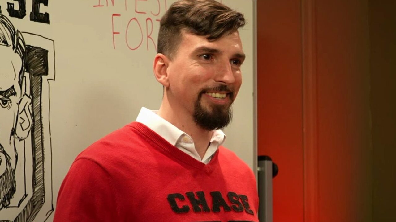 Andre Chase felicita a Thea Hail, miembro de Chase U, por su enorme ...