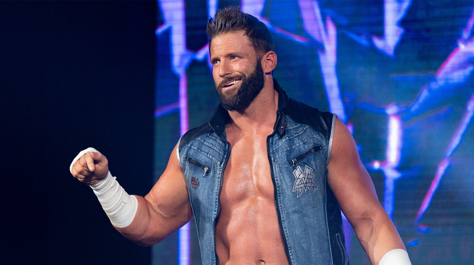 Matt Cardona visita Tokyo Disneyland con el Campeonato Universal DDT