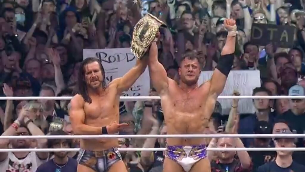 MJF se abraza con Adam Cole después de retener el Campeonato Mundial AEW