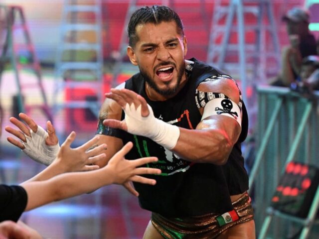 Santos Escobar defiende WWE WrestleMania en la Ciudad de México