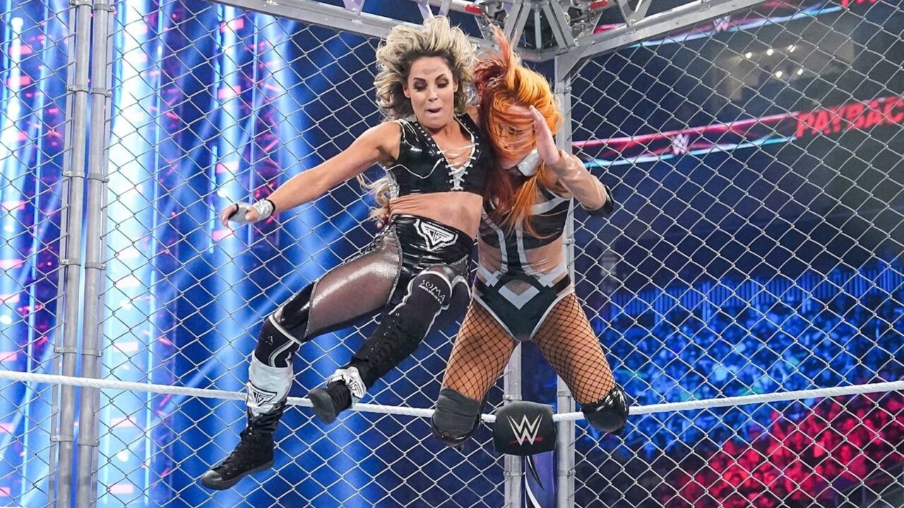 La miembro del Salón de la Fama de la WWE Molly Holly reacciona al combate en jaula de Trish ...