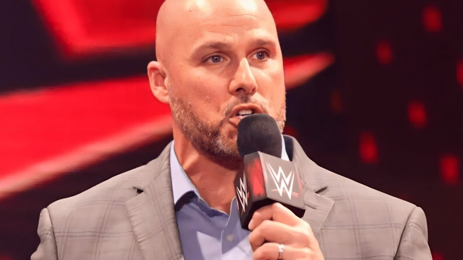 El gerente general de WWE Raw, Adam Pearce, hace un gran anuncio para ... El gerente general de WWE Raw, Adam Pearce, hace un gran anuncio para ...