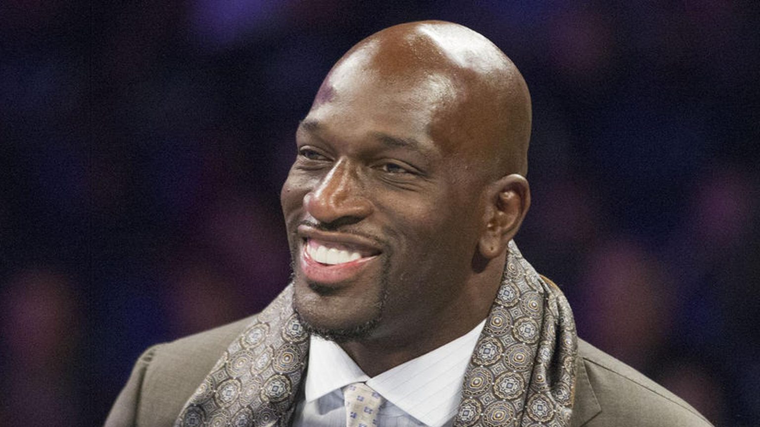 Titus O'Neil de la WWE ayuda a distribuir alimentos a cientos de ...