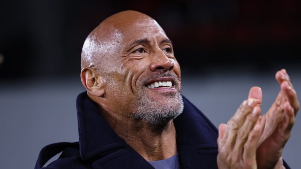 La leyenda de la WWE Dwayne 'The Rock' Johnson levanta pesas con un ...