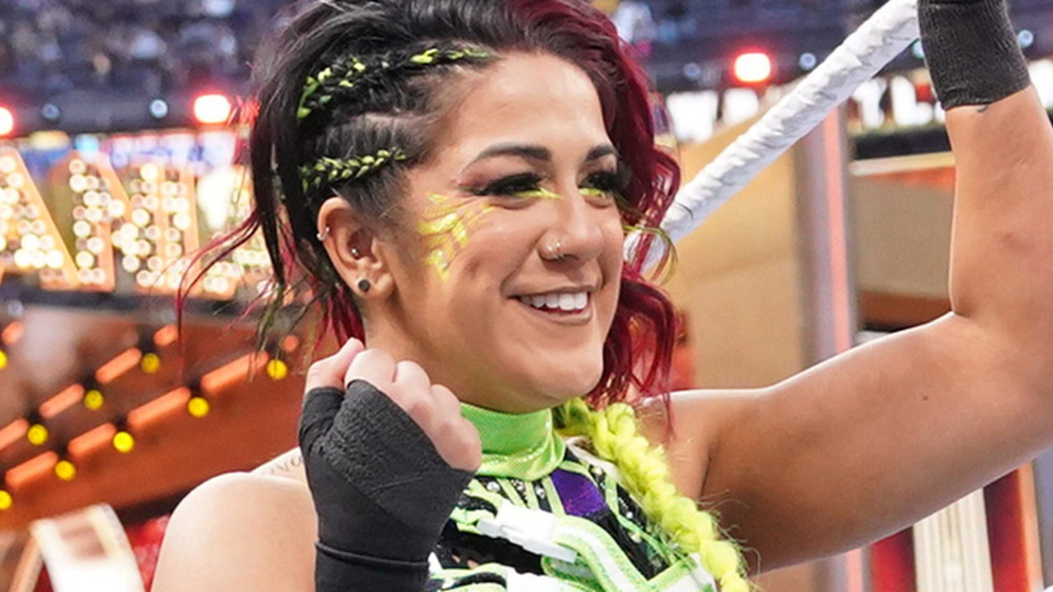 Bayley muestra una nueva apariencia después de ganar el combate ...