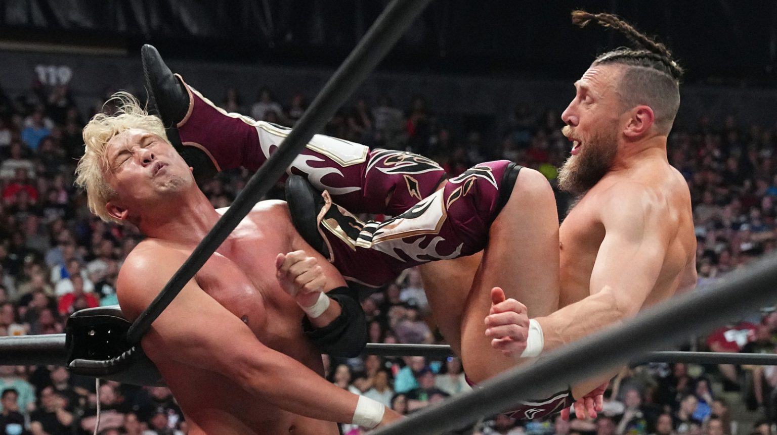 Kazuchika Okada inmoviliza a la estrella de AEW Bryan Danielson en Wrestle Kingdom 18