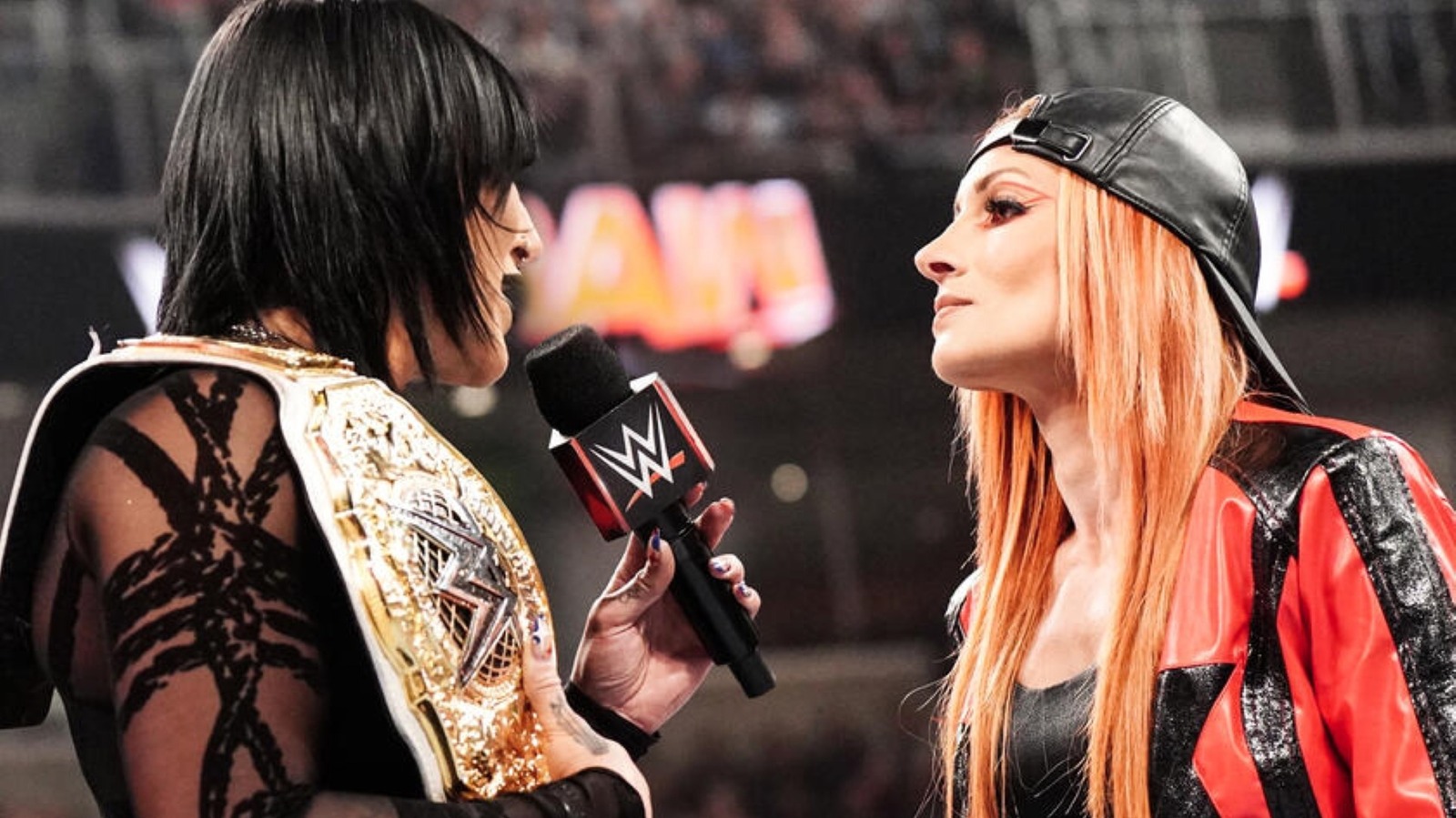 Becky Lynch critica duramente el reciente momento viral de Rhea Ripley en el evento en vivo de ...
