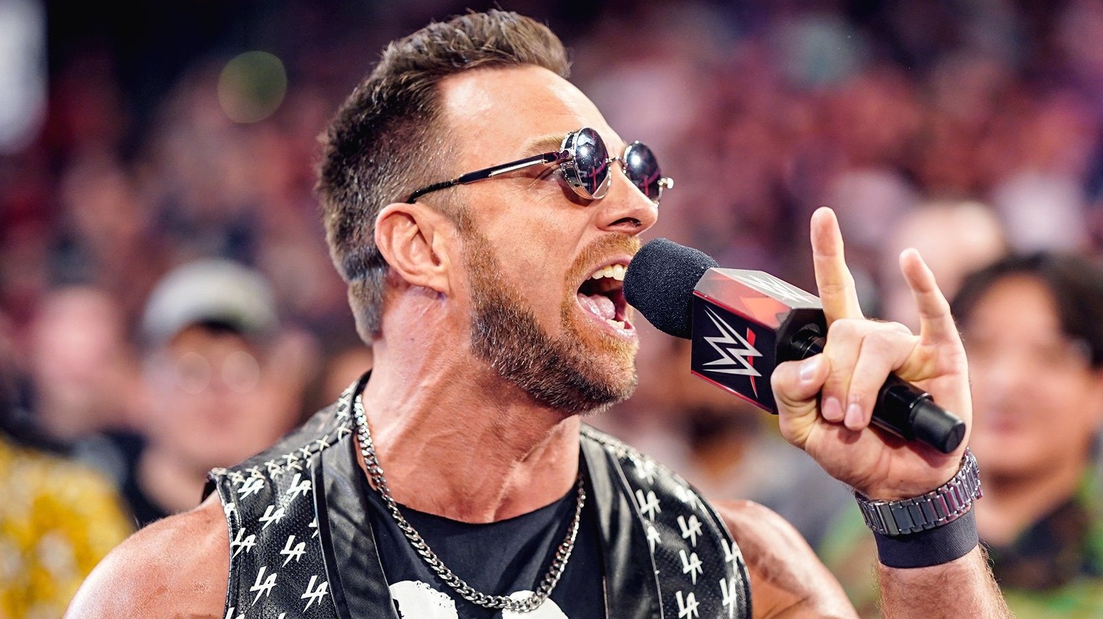 La estrella de la WWE LA Knight habla sobre la necesidad de seguir mirando por encima del hombro