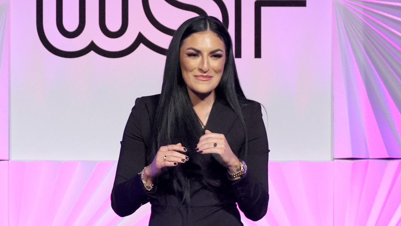 La estrella de la WWE Sonya Deville comparte una foto con Liv Morgan y ...