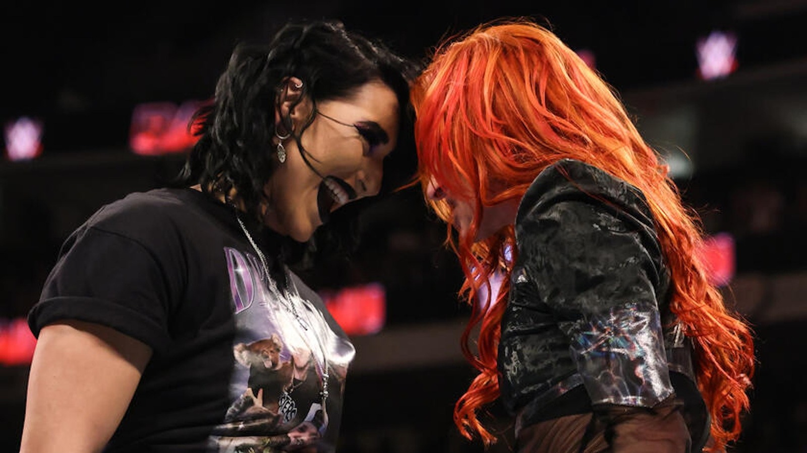 Becky Lynch interrumpe la entrevista con Rhea Ripley y tiene que ser ...