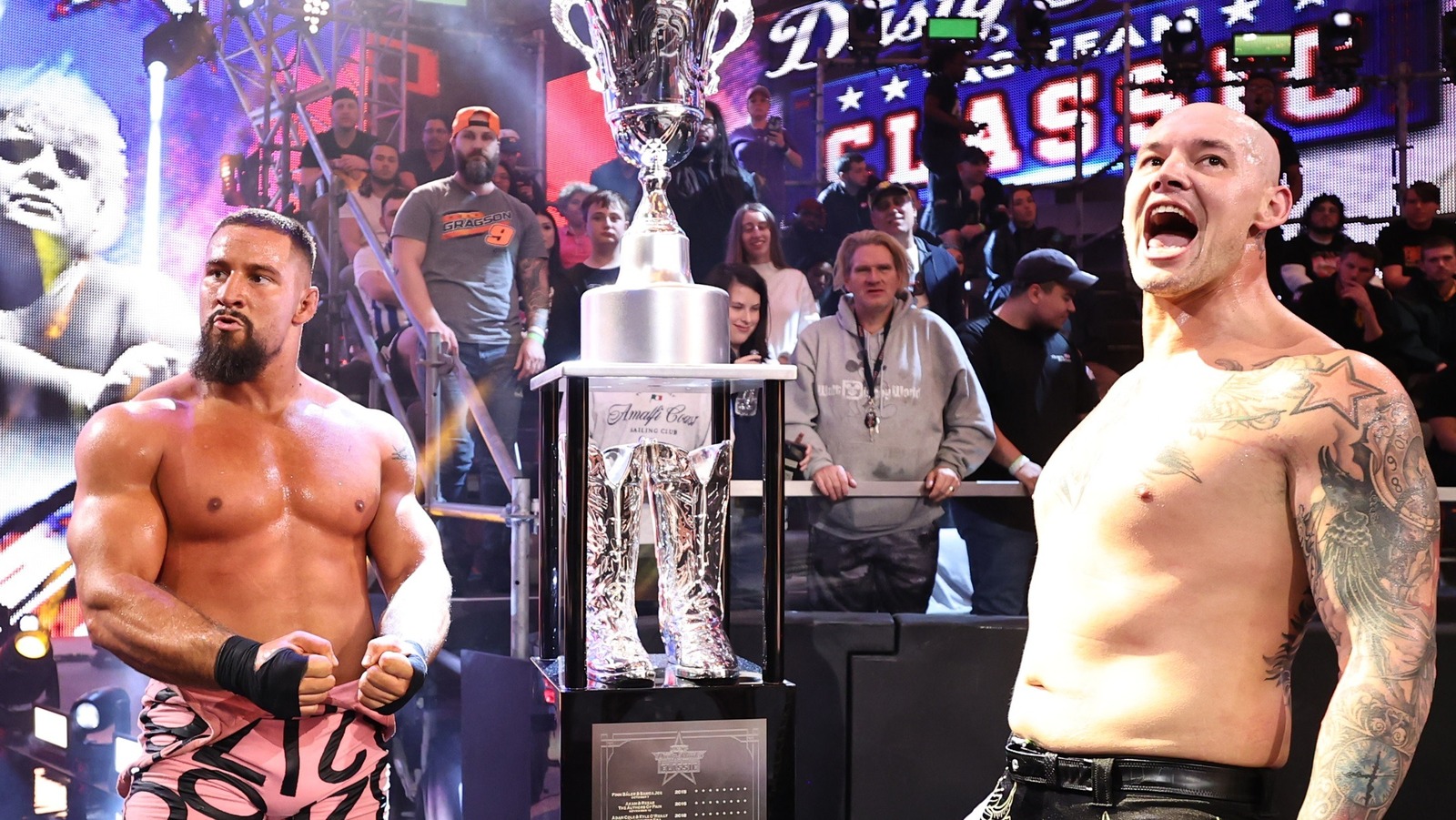 Los perros lobo Baron Corbin y Bron Breakker reaccionan al ser ...