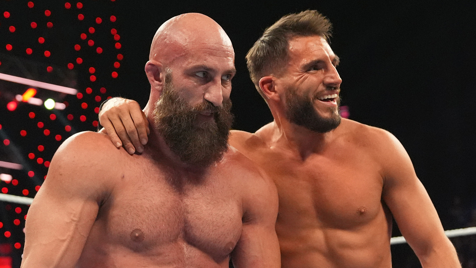 Tommaso Ciampa sale enojado de la entrevista luego de la derrota de DIY en WWE Raw