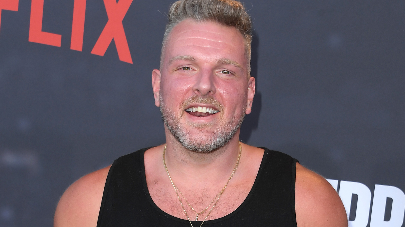 Las luces se apagan en el set del programa de Pat McAfee, aparentemente ...