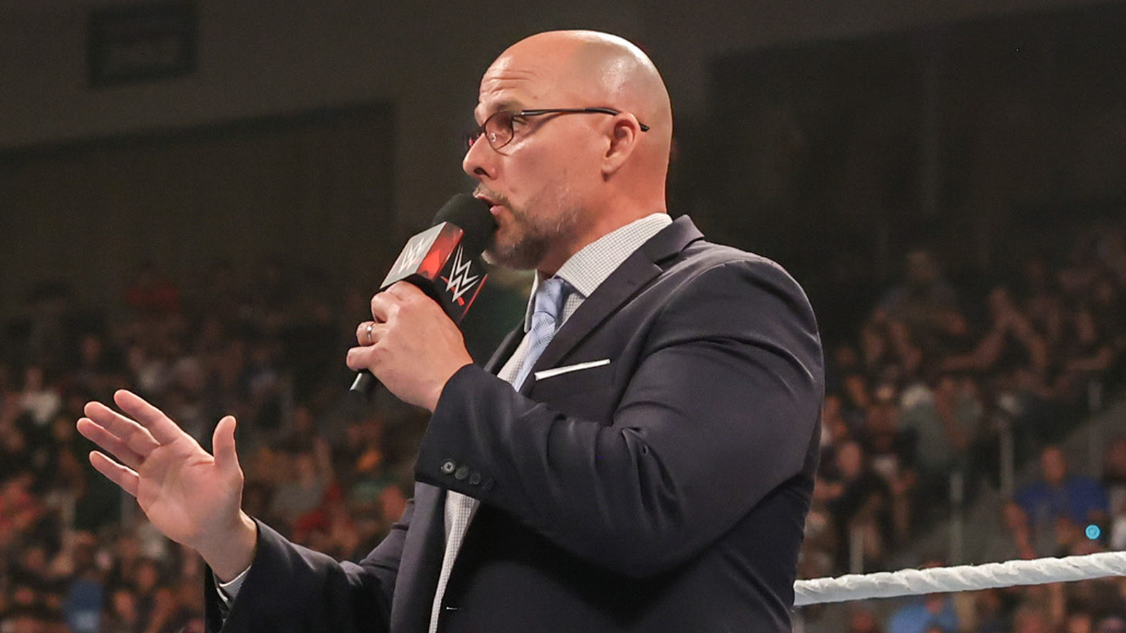 El gerente general de WWE Raw, Adam Pearce, considera la posibilidad de ... El gerente general de WWE Raw, Adam Pearce, considera la posibilidad de ...