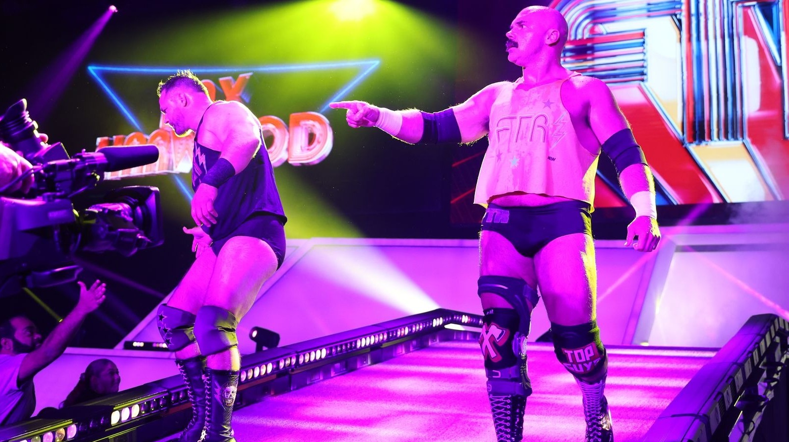 FTR y Acclaimed compiten por los títulos en parejas de AEW en Wembley después del sorteo por ...