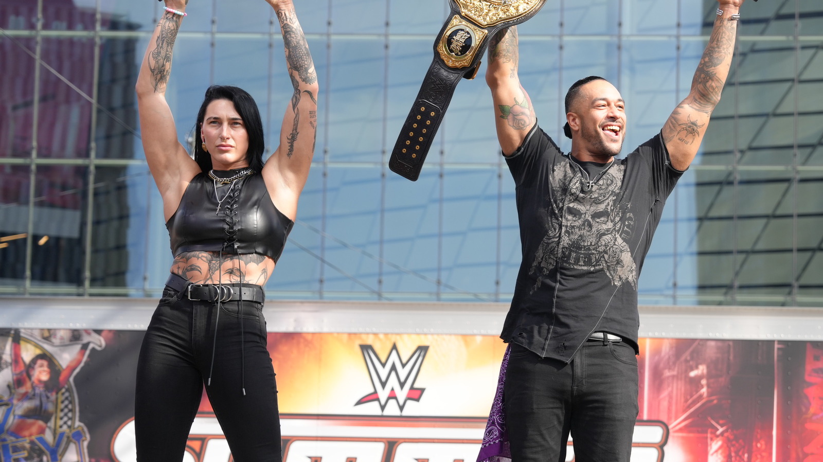 Las estrellas de la WWE Damian Priest y Rhea Ripley tienen un mensaje para el nuevo Día del ...