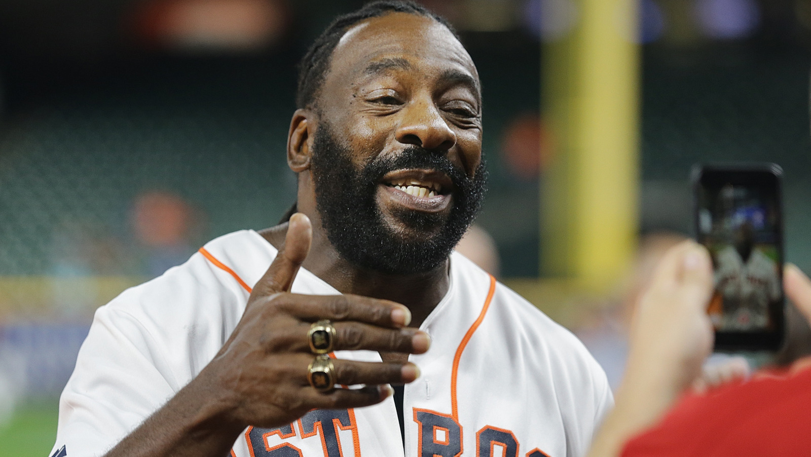 Booker T dice que le encantaría arbitrar un combate entre estas dos ...