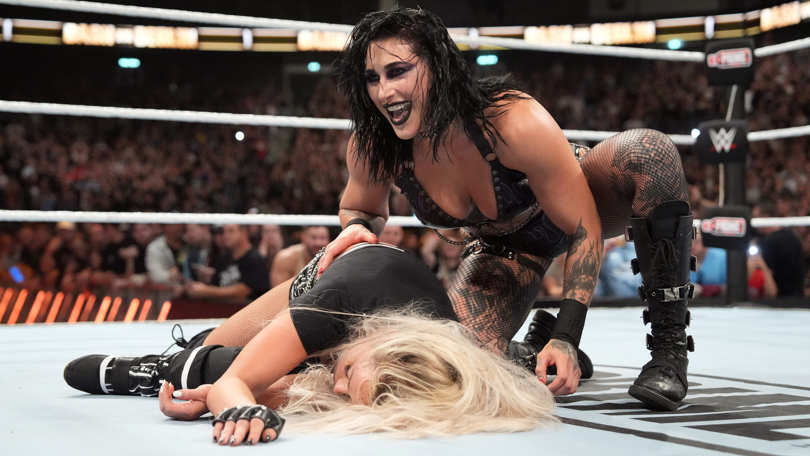 La estrella de la WWE Rhea Ripley proporciona el nombre oficial de su sugerente posición de ...