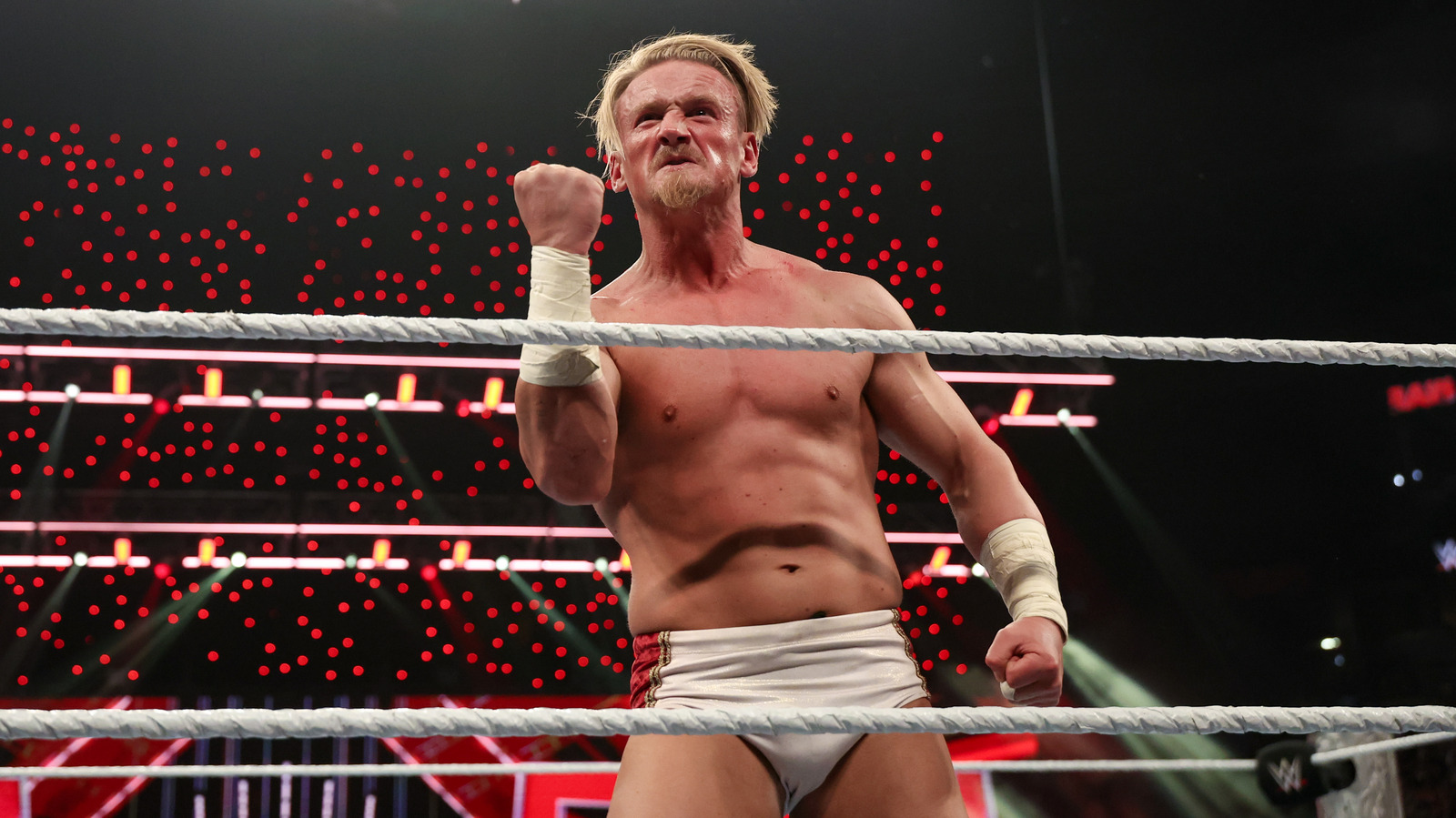 Se concreta el combate Fatal Four-Way entre el contendiente número 1 al ...