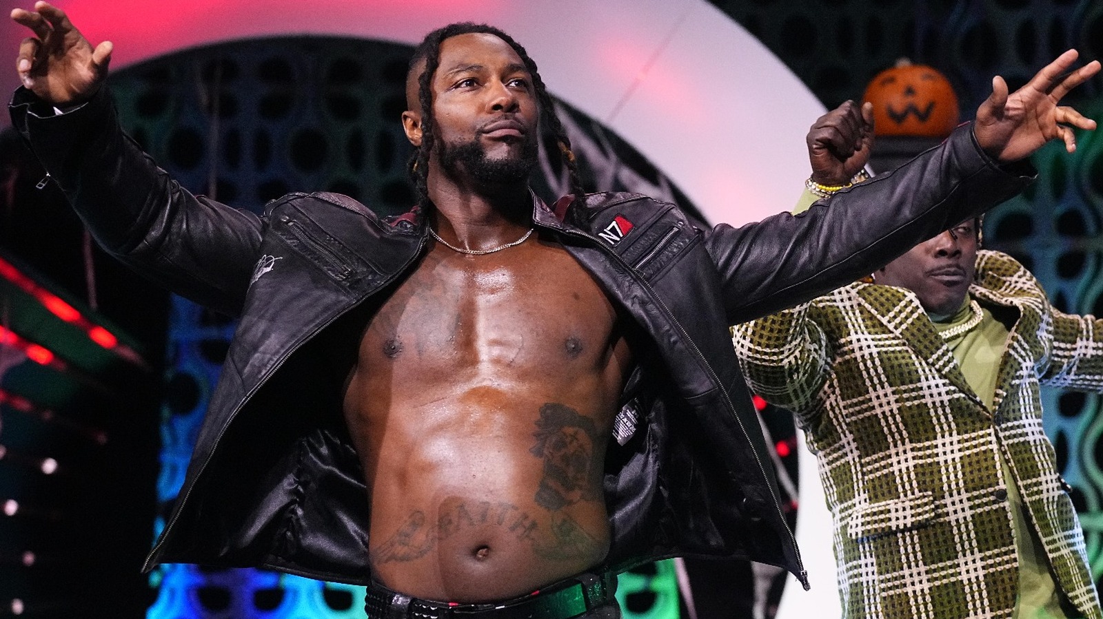 Swerve Strickland nombra a las estrellas de AEW que querría con él en una pelea de bar