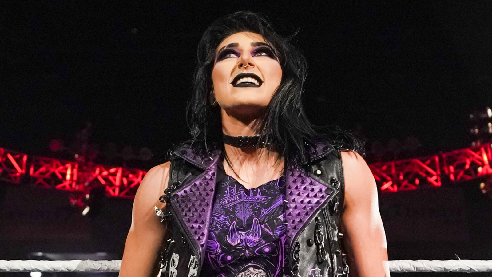 Rhea Ripley muestra sus heridas de batalla en el clip detrás del ...