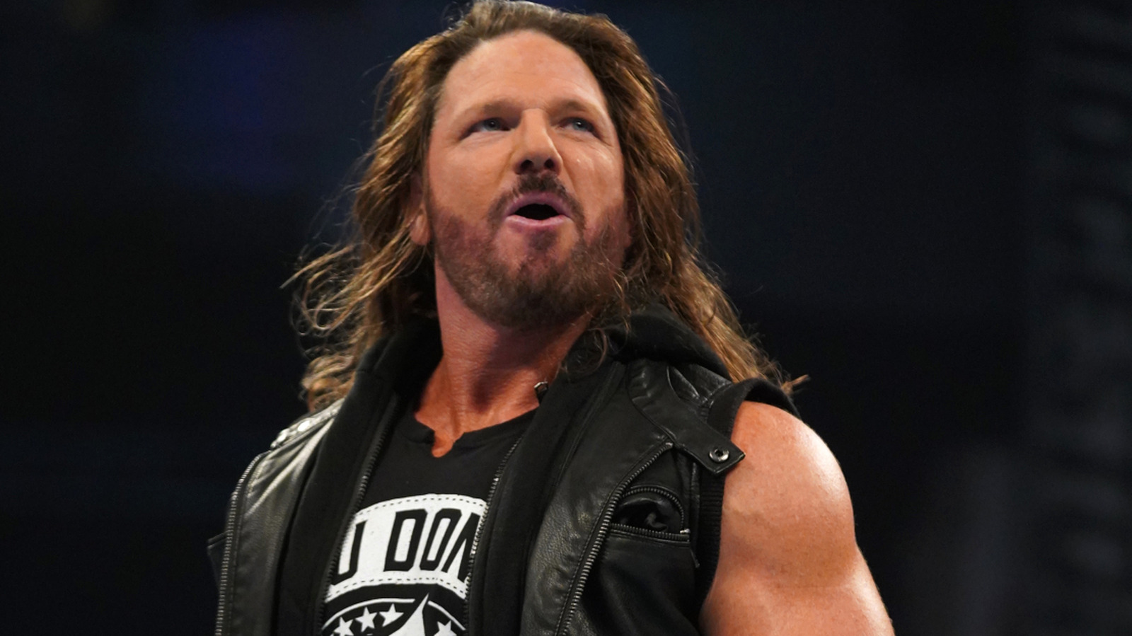 Se informa que la estrella de la WWE AJ Styles está detrás del escenario, no visiblemente herida ...