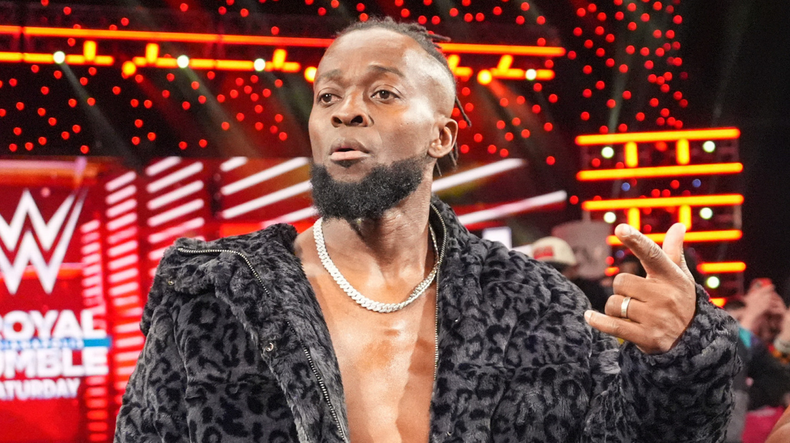Kofi Kingston llama a WWE Raw Celebrity Assitante