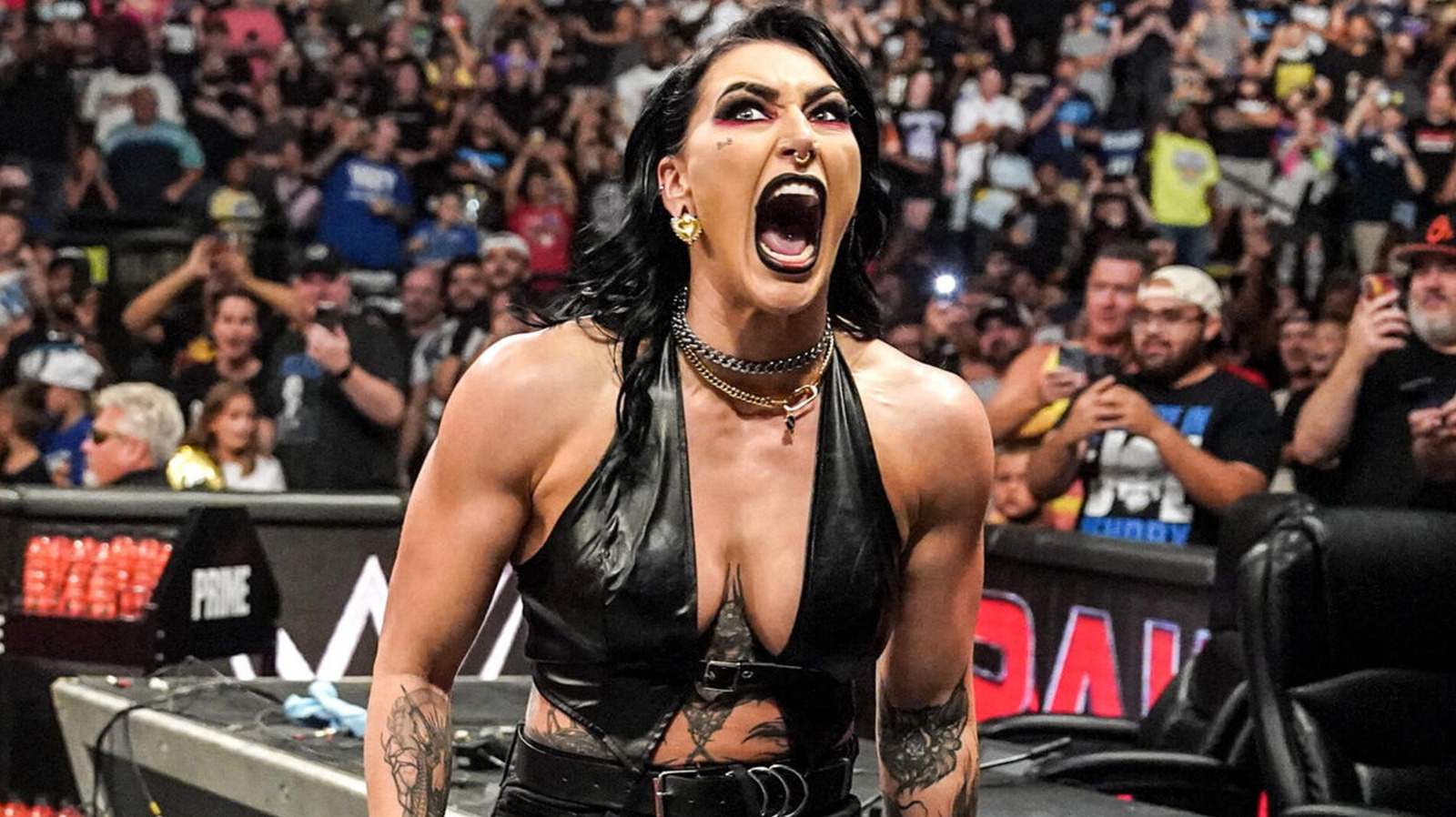 Rhea Ripley gana el título mundial femenino y lo celebra con la leyenda en el debut de WWE Raw ...