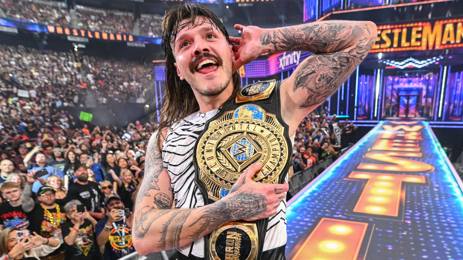 Dominik Mysterio reacciona a ser animado por los fanáticos de la WWE