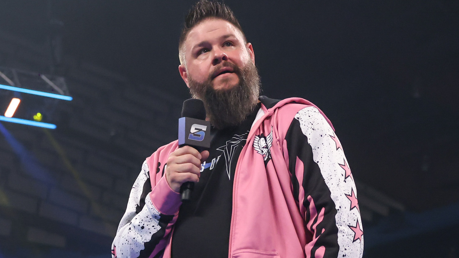 Matt Hardy mira hacia atrás trabajando con Kevin Owens de WWE en Roh