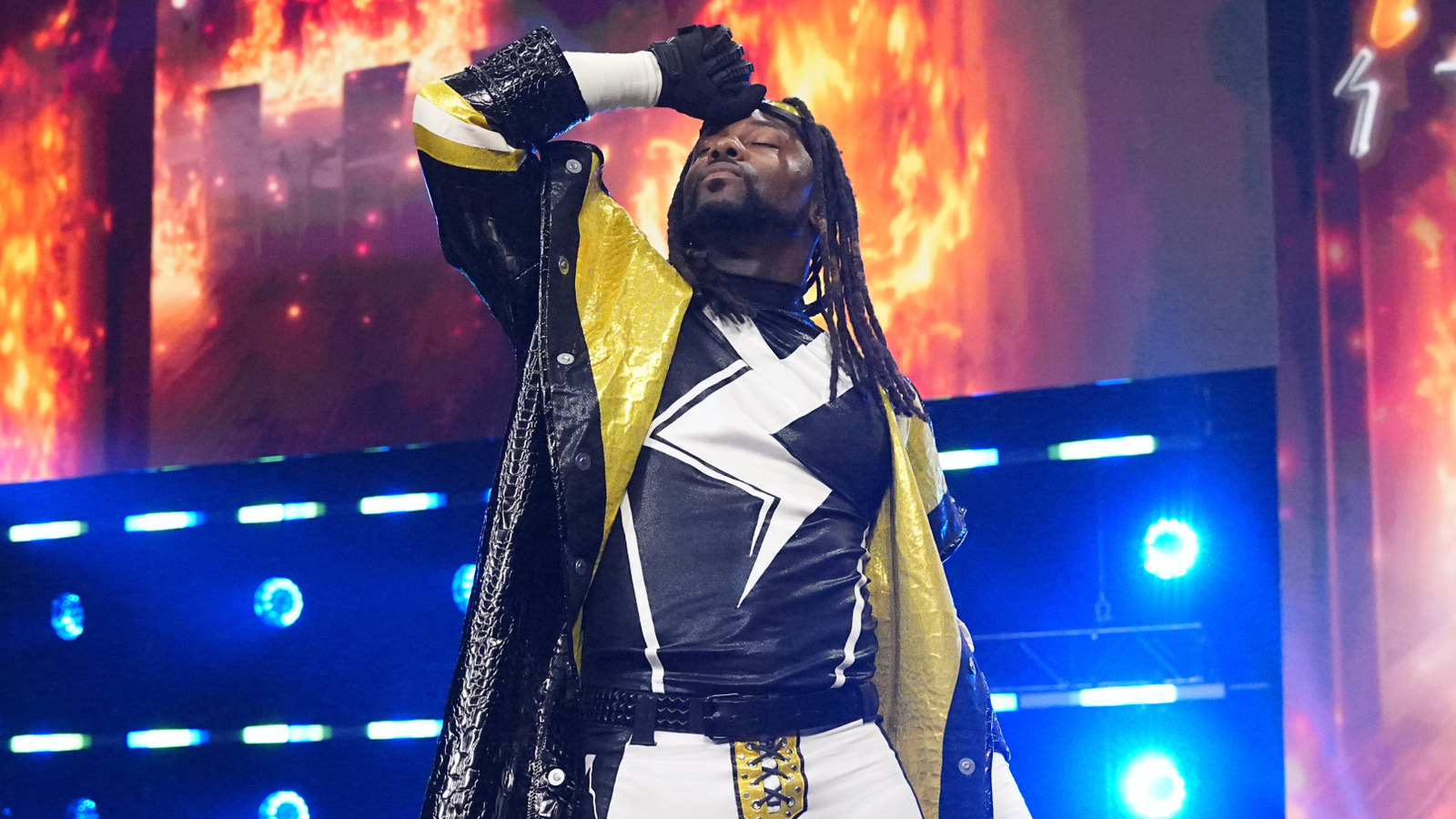 Swerve Strickland de AEW comenta sobre equipo de anillo de dinastía inspirado estático