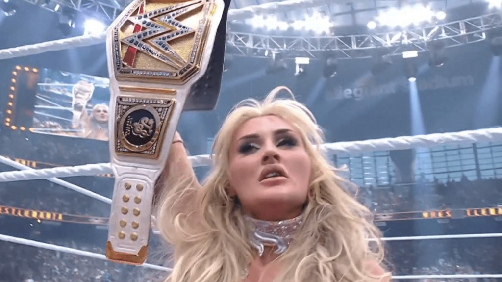 Tiffany Stratton Pins Charlotte Flair, conserva el título de la mujer ...