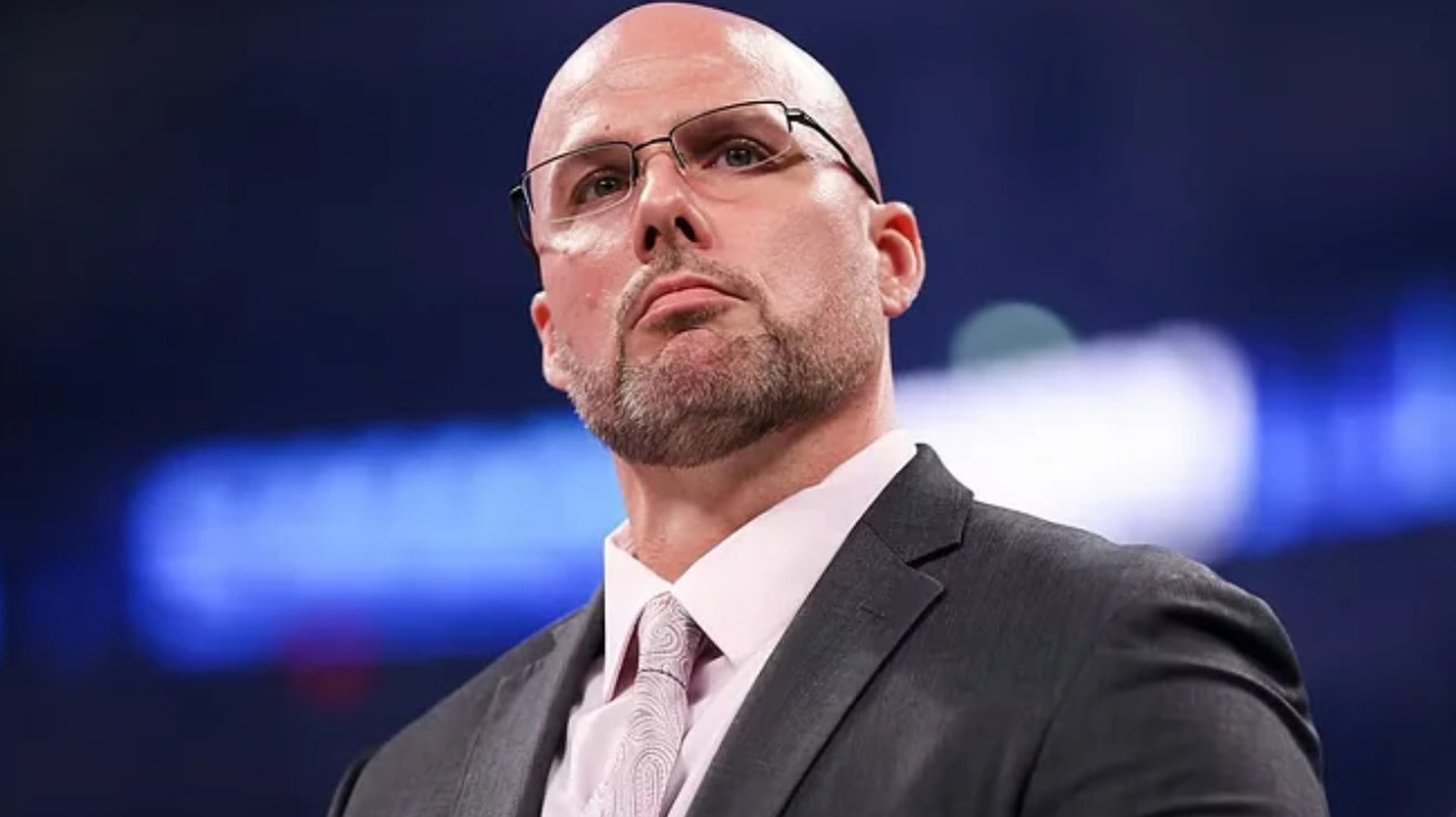 WWE RAW GM Adam Pearce anuncia un partido de título de equipo de etiqueta para WrestleMania 41