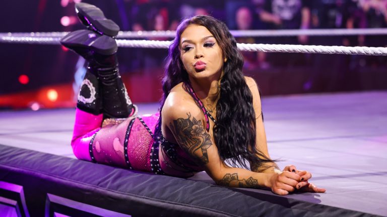 Elayna Black (FKA Core Jade) dice que Mandy Rose la está ayudando a ...