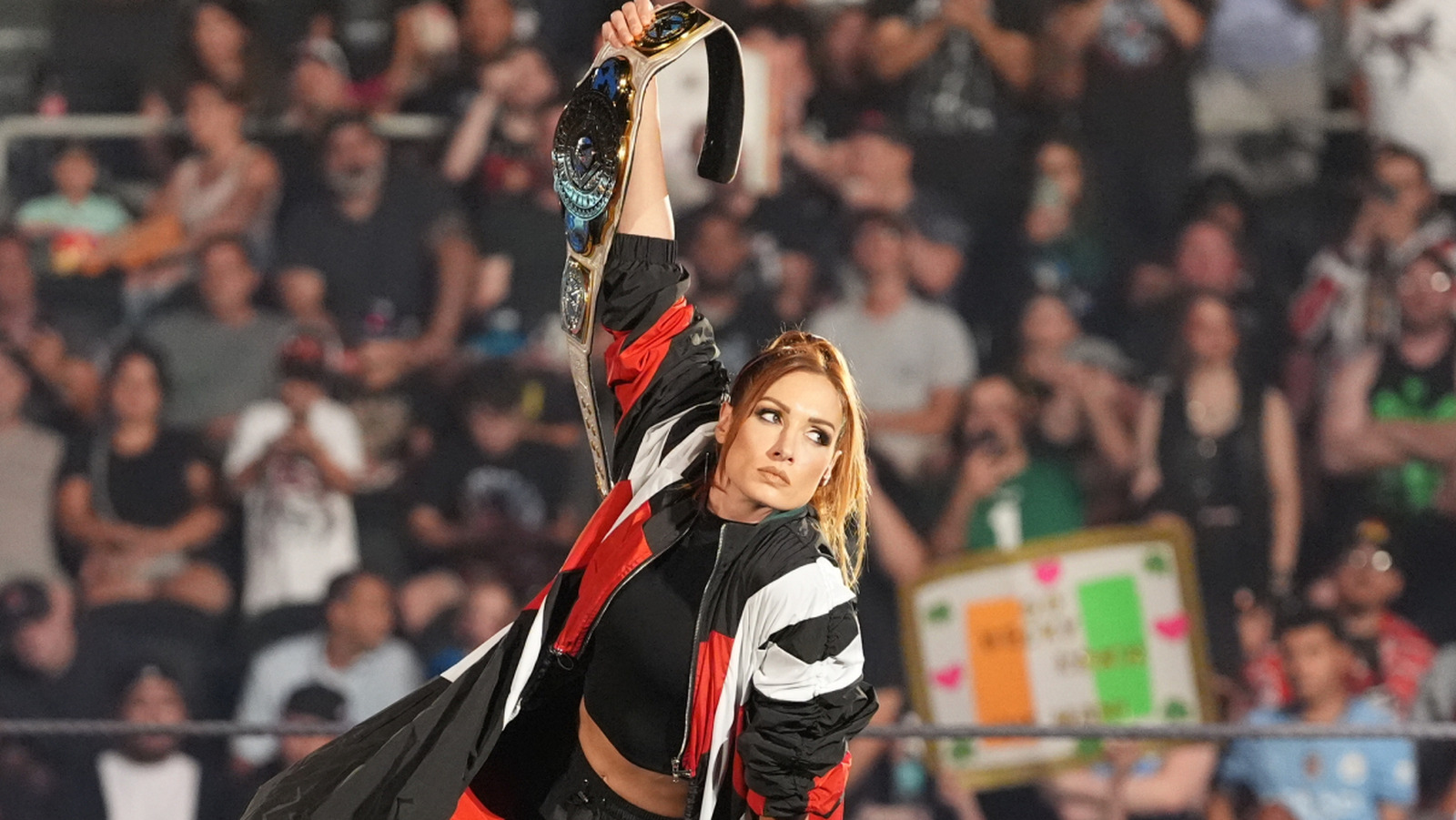 Becky Lynch anota Flash Pin en Bayley, retiene el título de IC WWE Women en Evolution 2025