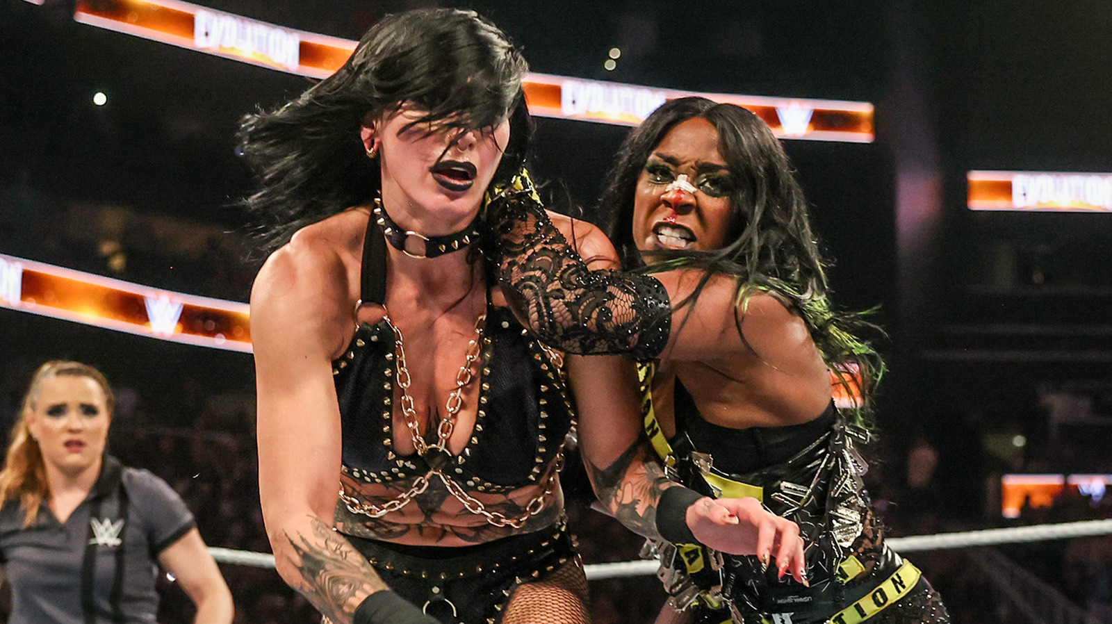 El nuevo campeón del mundo femenino de la WWE, Naomi, se burla de Rhea ...