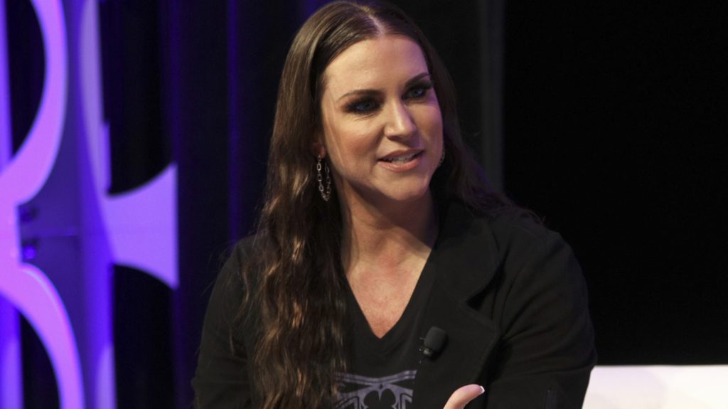 Booker T reacciona a la clase de Stephanie McMahon a la clase del Salón ...